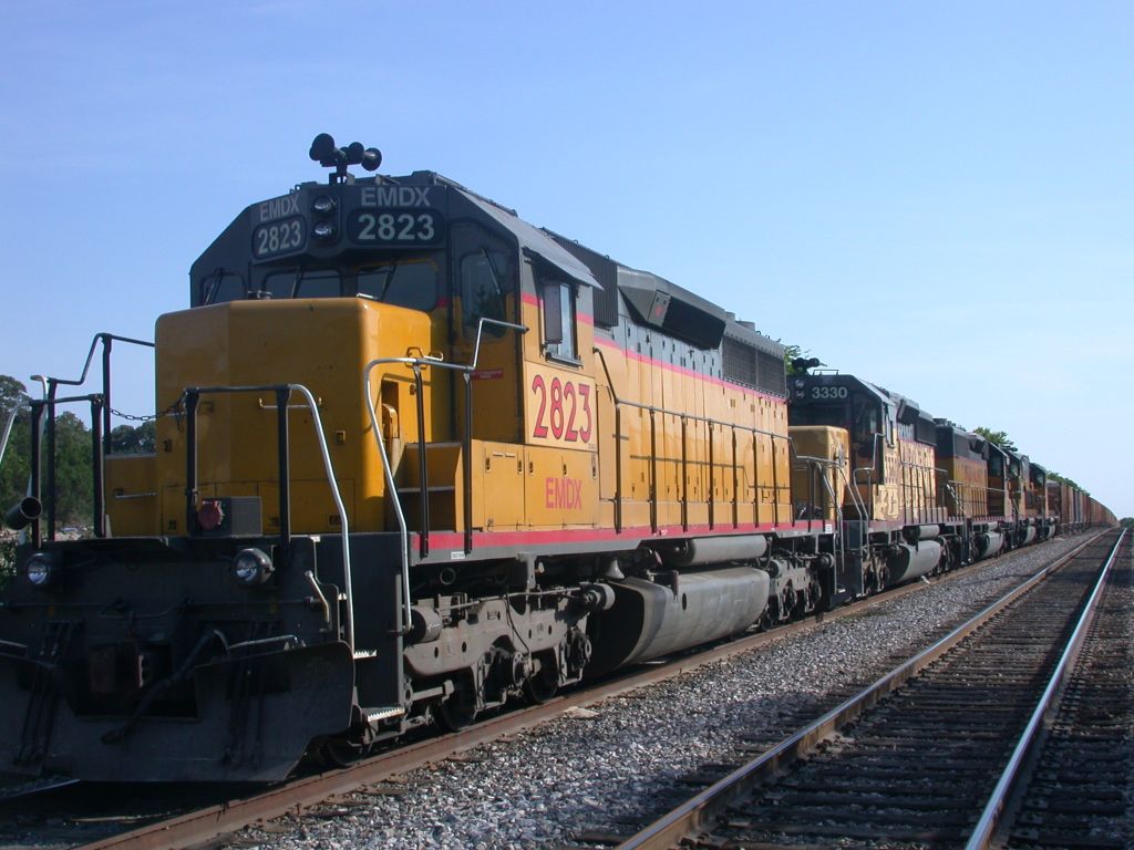 EMDX 2823 15Aug2004 Tied down NB at Ditmar Road in BERGSTROM